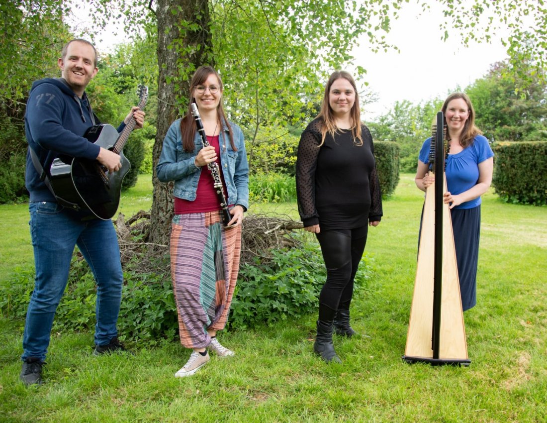 Boanna Boyne op het Mokum Folk Podium, Wijkcentrum Alleman, Amstelveen ...